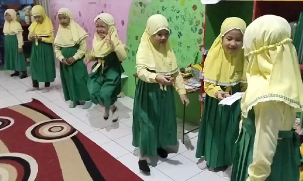 Ice Breaking Seru: Uji Kekompakan Anak-Anak di TK Aisyiyah 41 Mengati ...